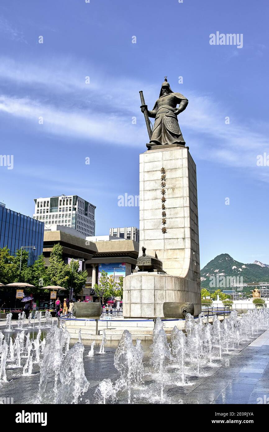 Statue of Admiral Yi Sun-sin in Gwanghwamun Square, Seoul Stock Photo ...