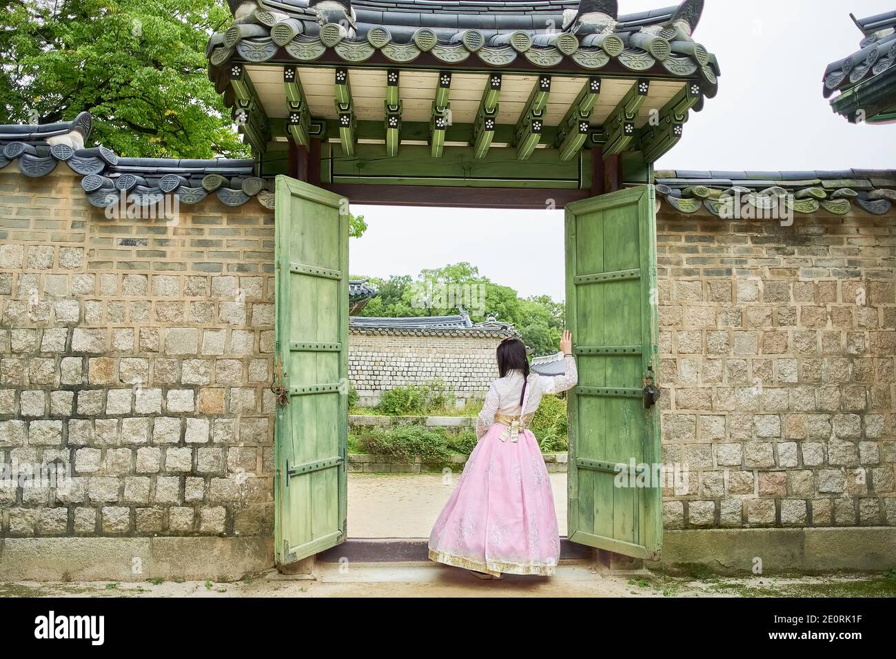 Old south korean girl wearing a hanbok hi-res stock photography and ...