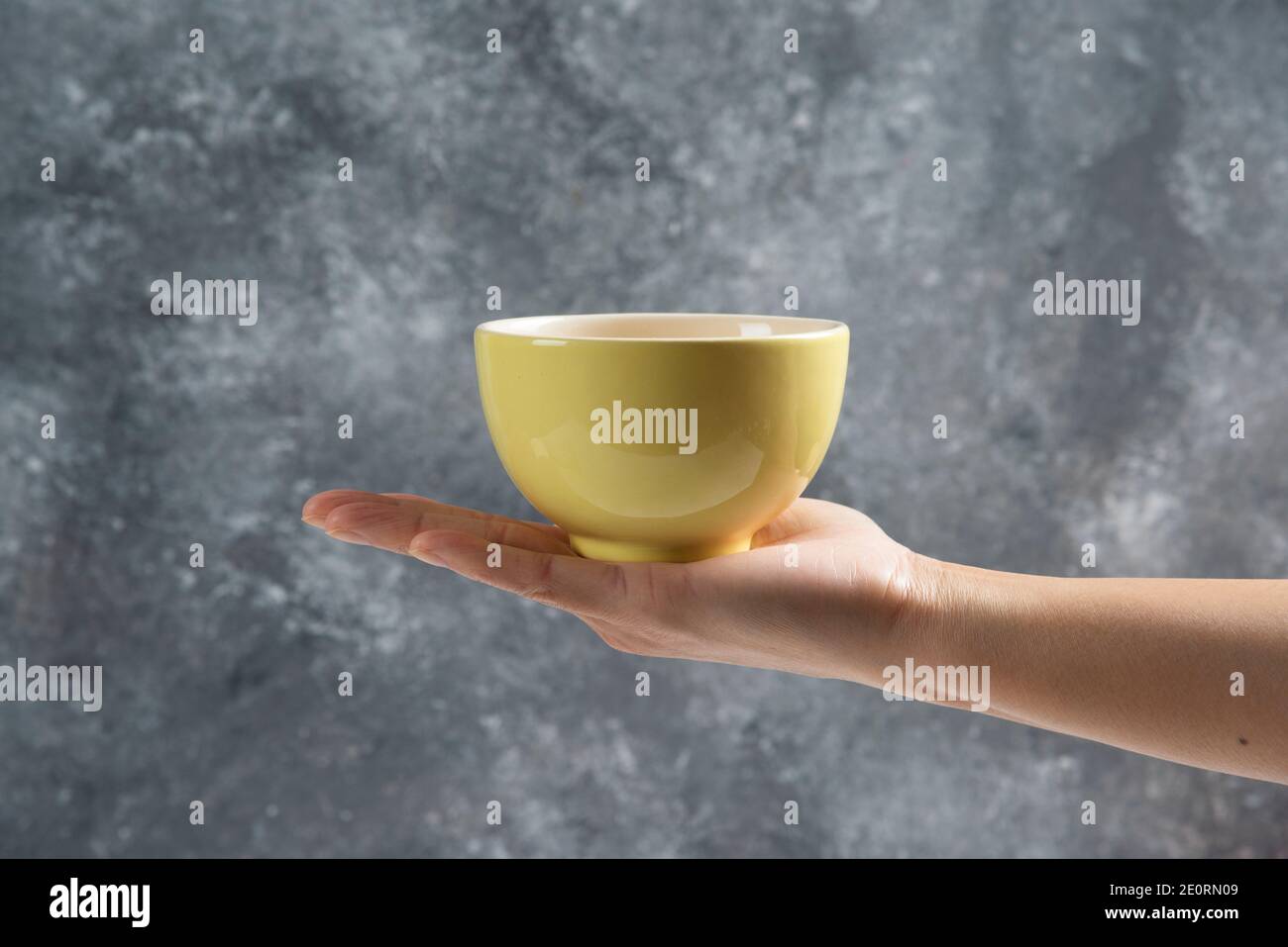 Hand empty bowl hi-res stock photography and images - Alamy