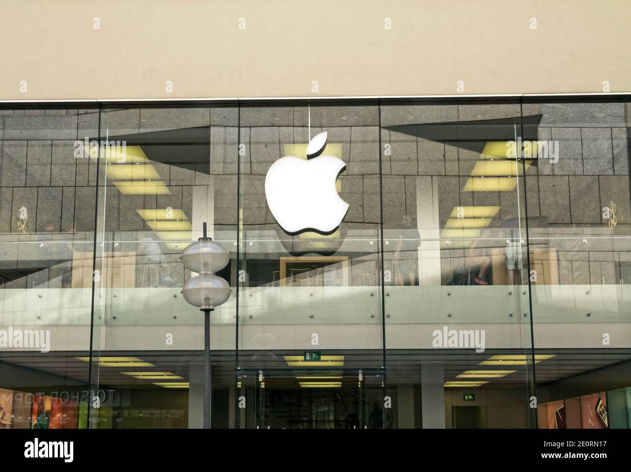 Iphone ipad ipod equipment hi-res stock photography and images - Alamy