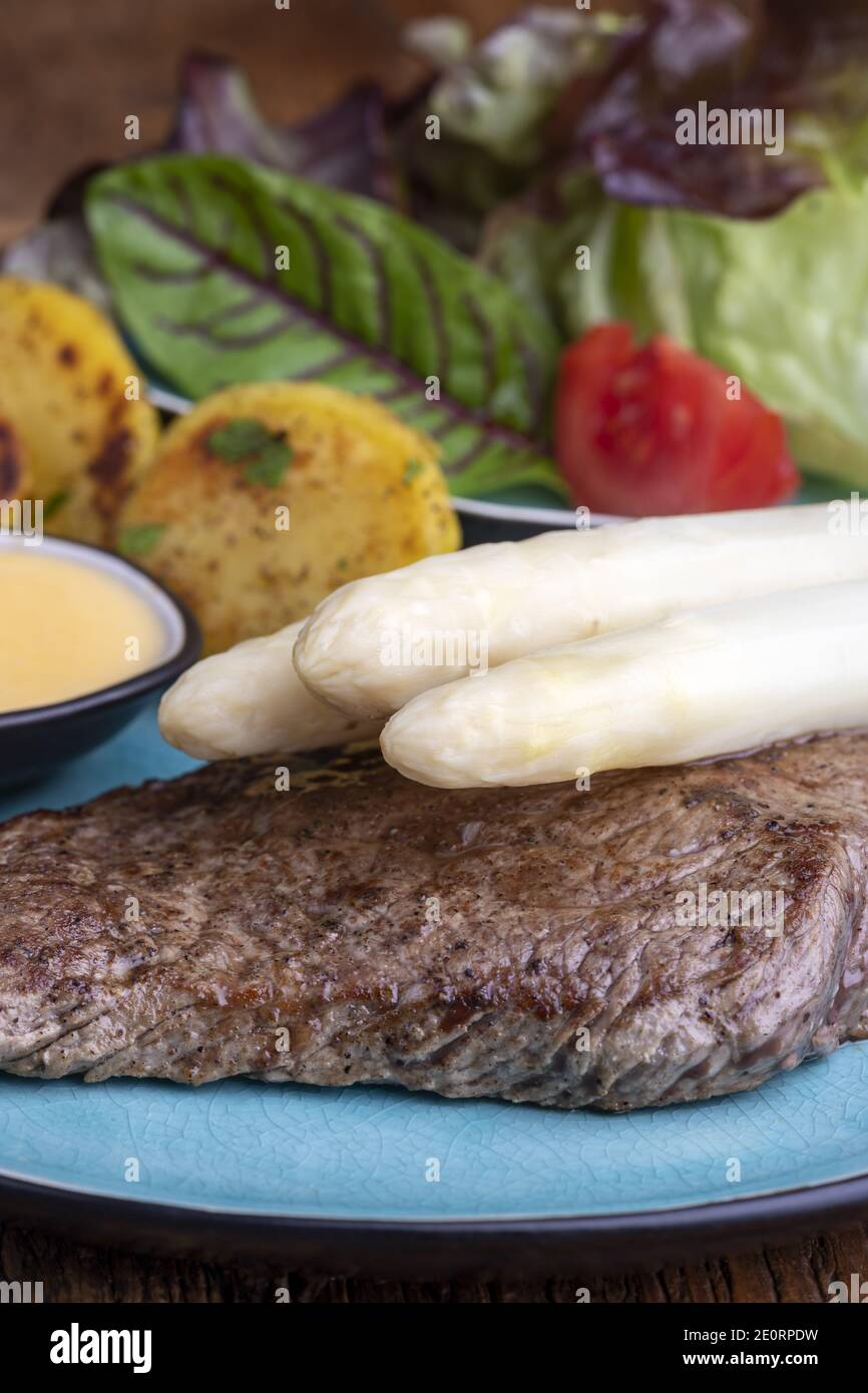 Steak With Asparagus Stock Photo - Alamy