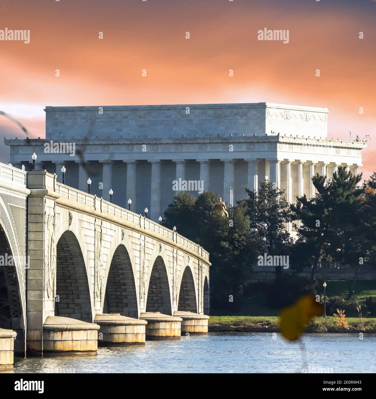 The Lincoln Memorial and the Arlington Memorial Bridge stretching over ...