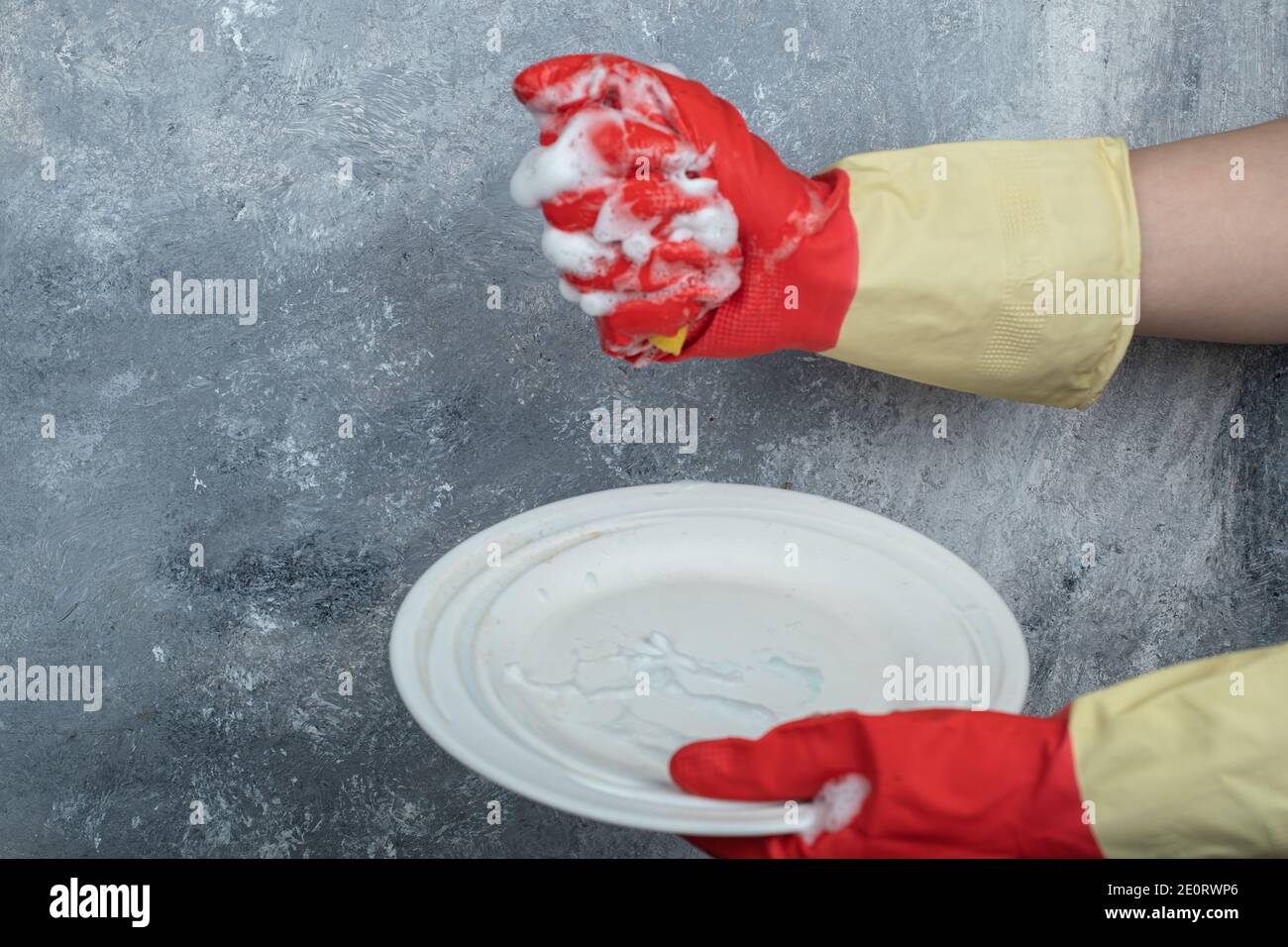 Hands sponge wash plate hi-res stock photography and images - Alamy