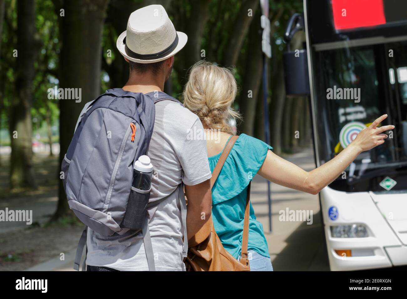 Couple hug bus stop hi-res stock photography and images - Alamy