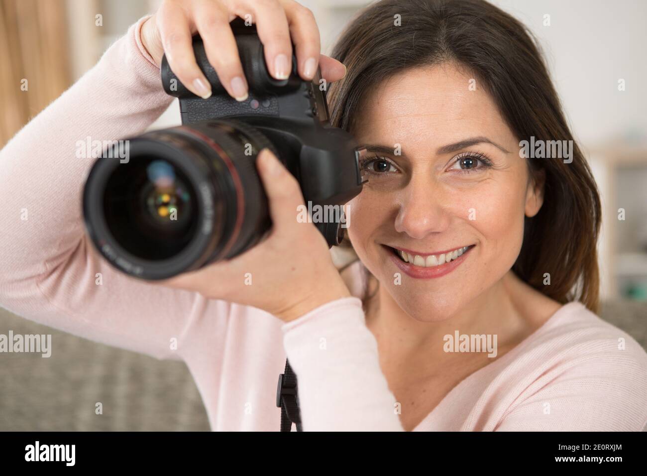 woman photographer with her professional dslr camera Stock Photo - Alamy