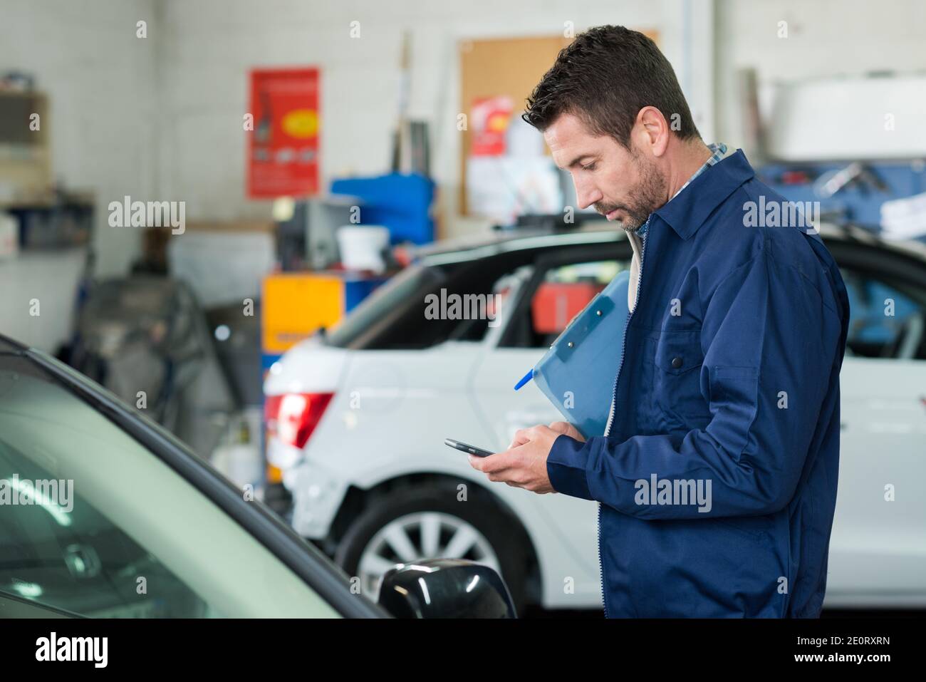 Engineer calling on smartphone hi-res stock photography and images - Alamy