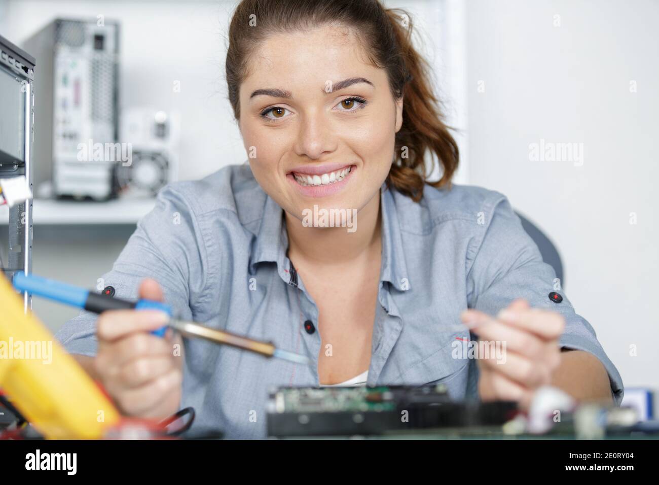 a female electrician at work Stock Photo - Alamy