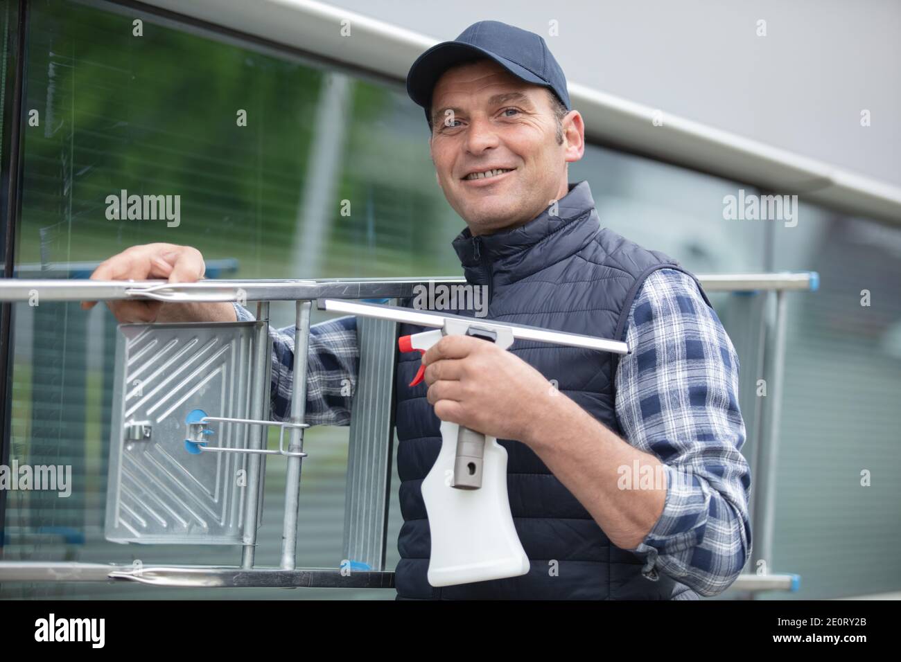 man cleaning the window from outside Stock Photo - Alamy