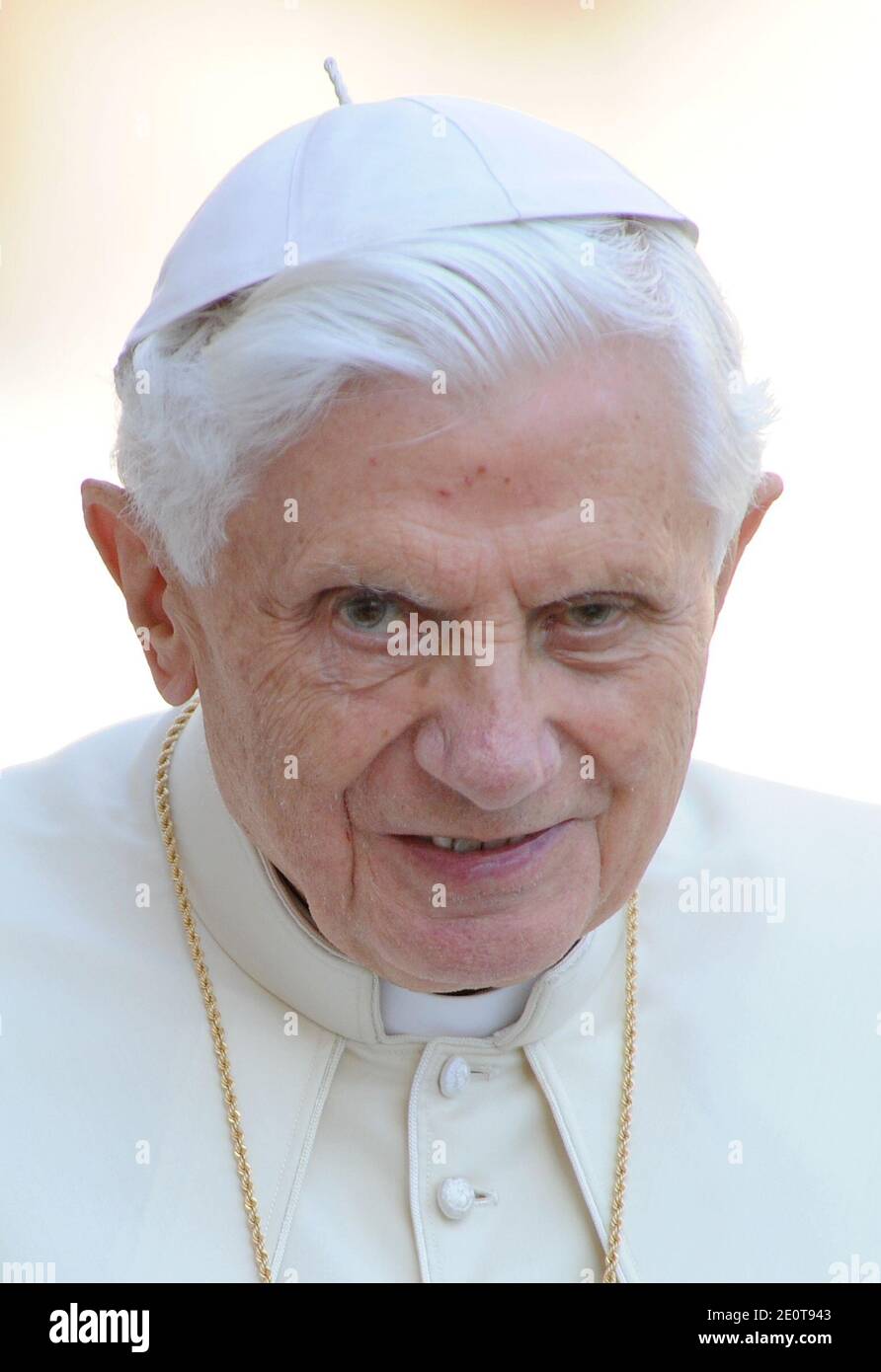Pope benedict xvi portrait hi-res stock photography and images - Alamy