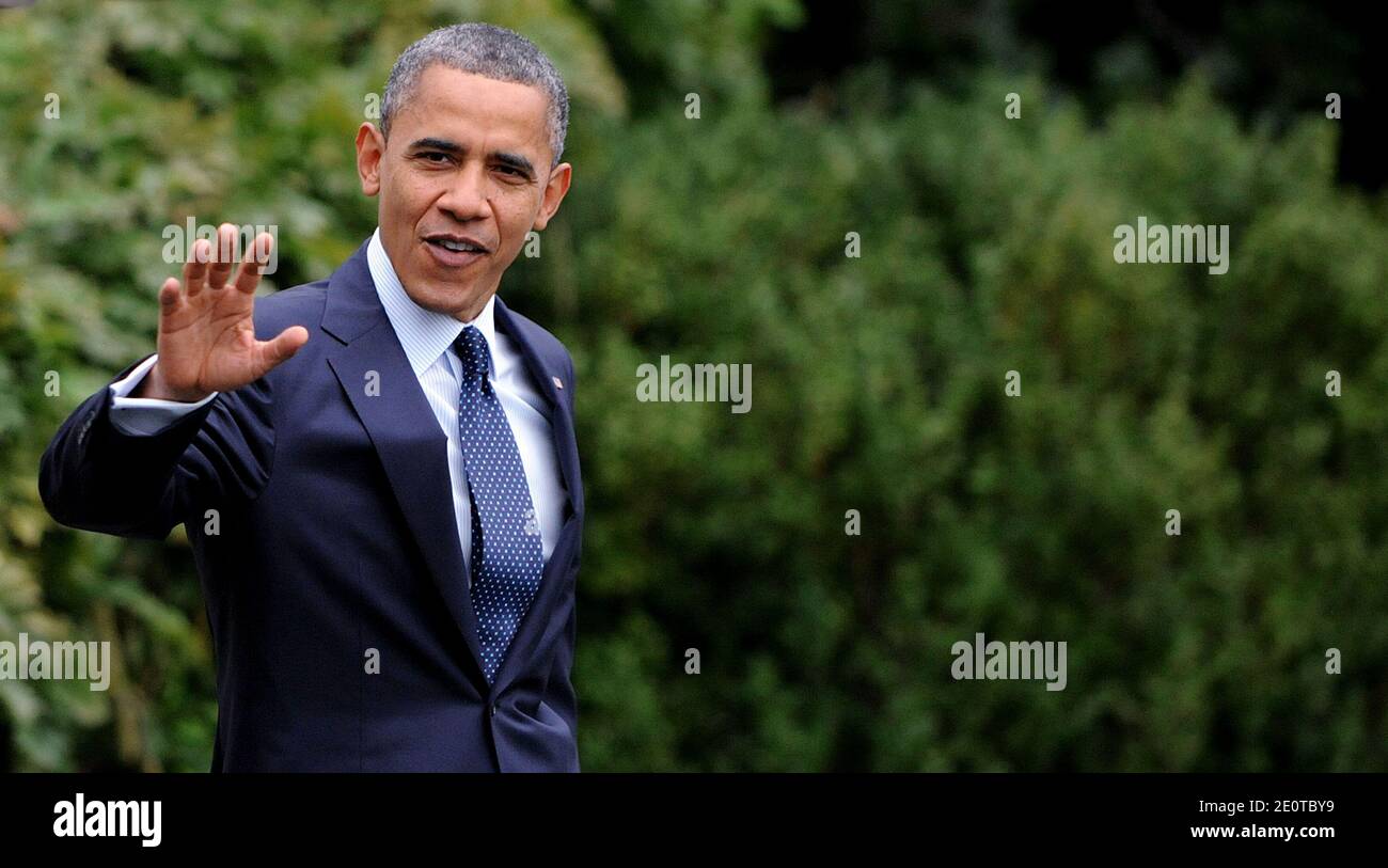 President Barack Obama waves as he walks to Marine One on the South ...