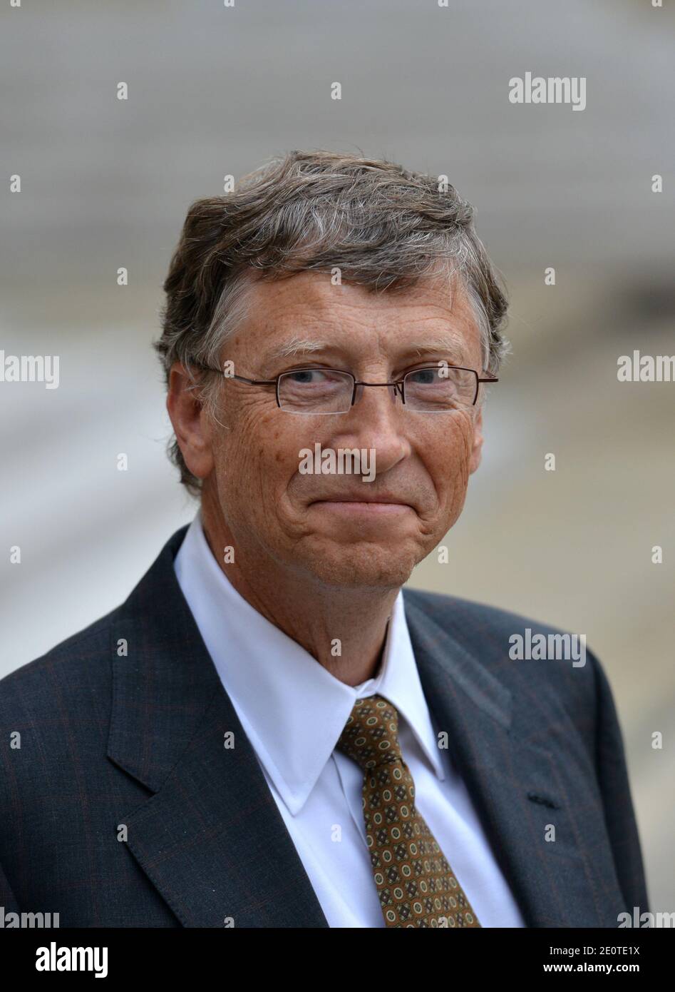 Microsoft founder bill gates paris hi-res stock photography and images ...