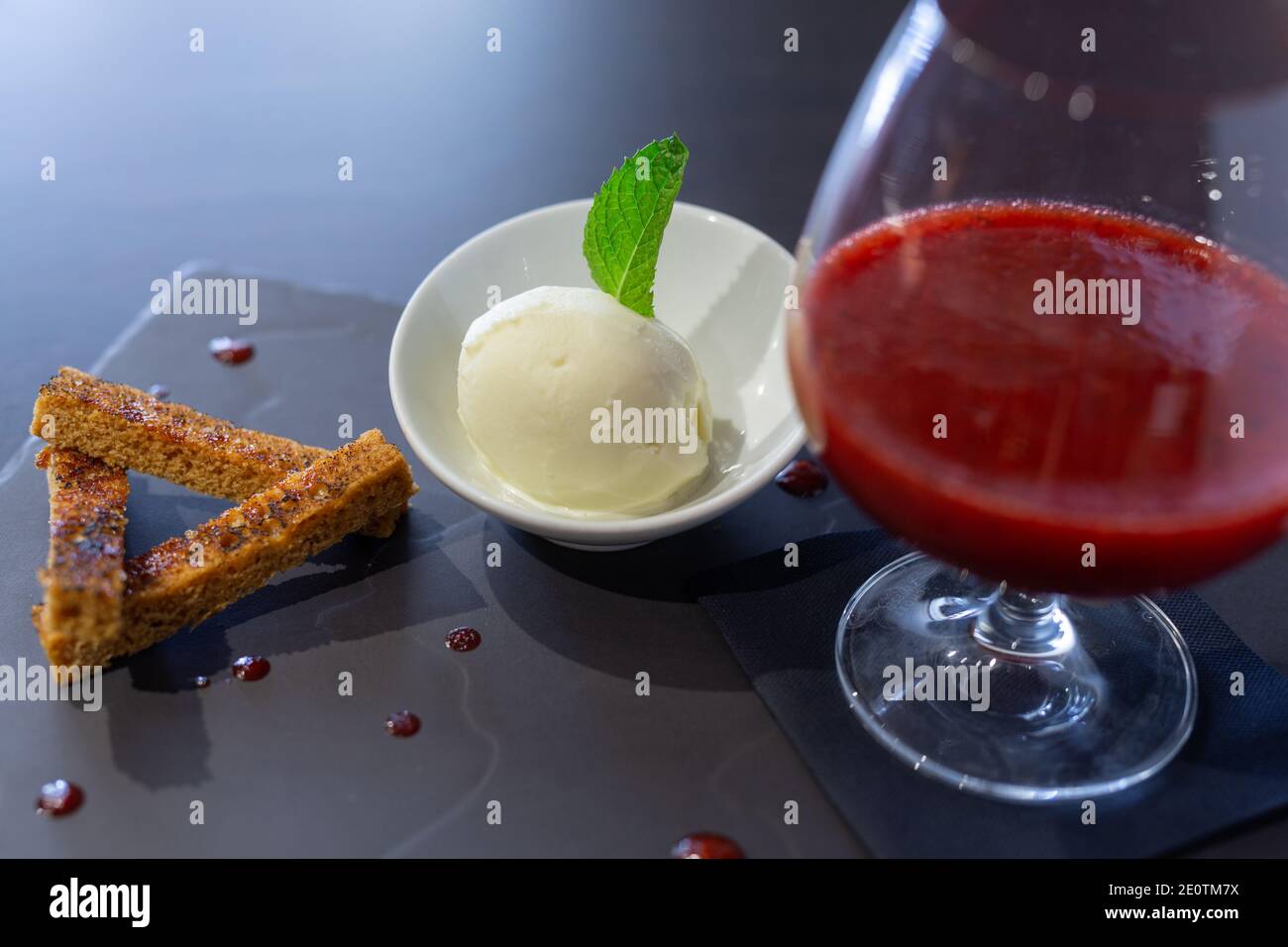 Red fruit coulis hi-res stock photography and images - Alamy