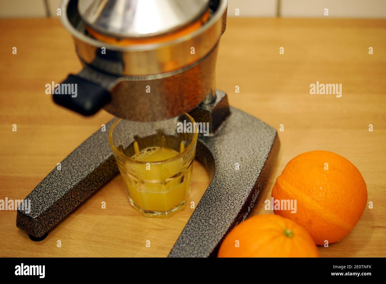 Man squeezing orange juice hi-res stock photography and images - Alamy