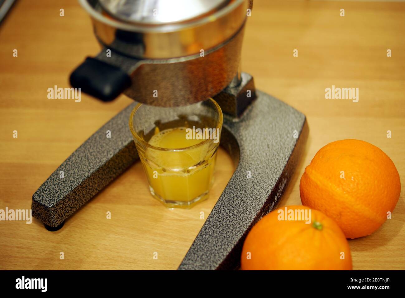 Hand squeeze orange hi-res stock photography and images - Alamy