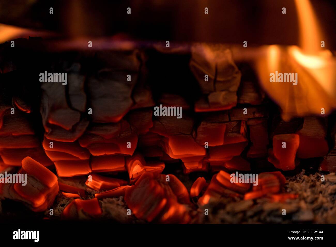 Embers burning wood flames hi-res stock photography and images - Alamy