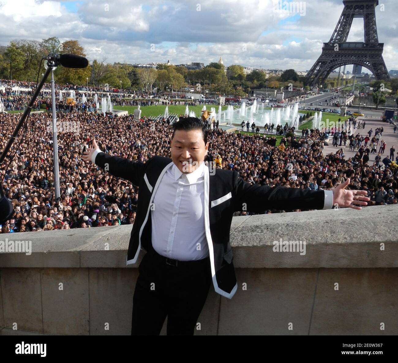 South Korean singer Psy performs his Gangnam Style dance for thousands ...