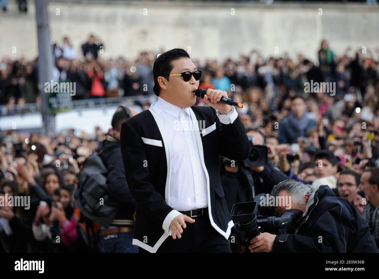 Psy performing gangnam hi-res stock photography and images - Alamy
