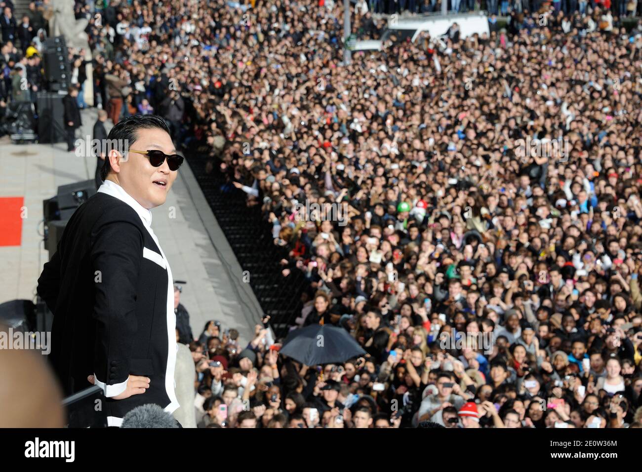 Psy performing gangnam hi-res stock photography and images - Alamy