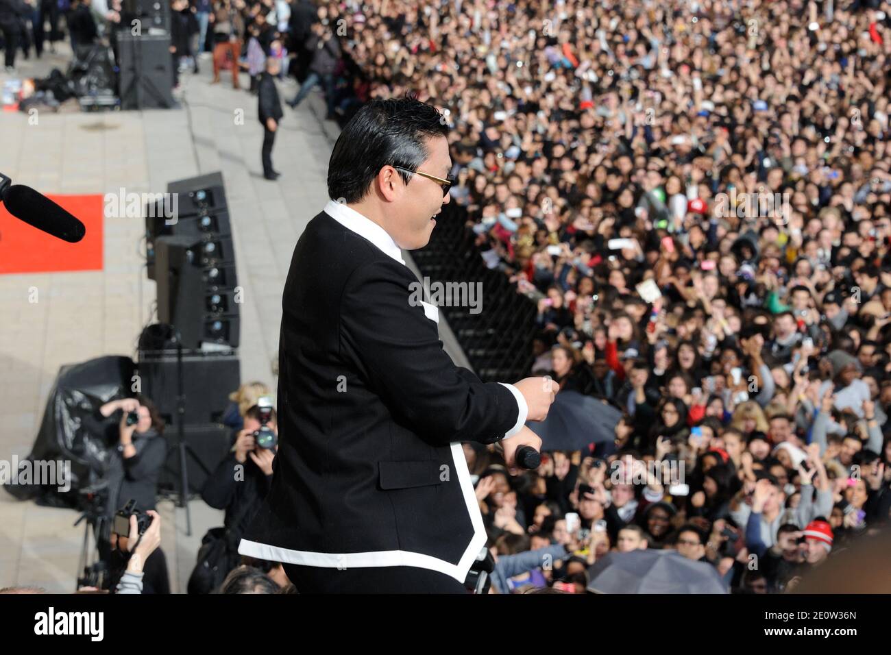 Psy performing gangnam hi-res stock photography and images - Alamy