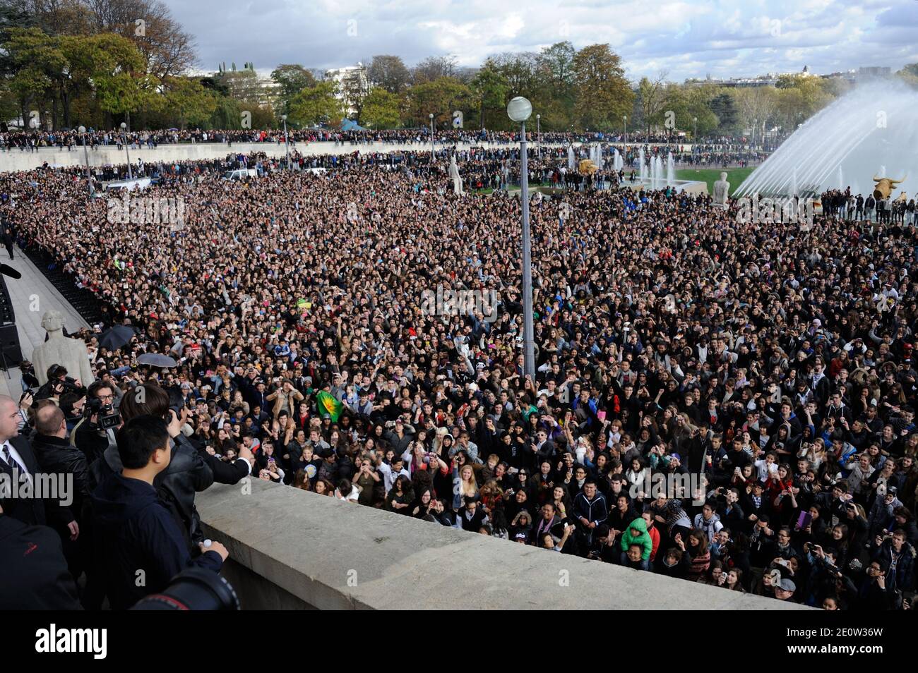 Psy performing gangnam hi-res stock photography and images - Alamy