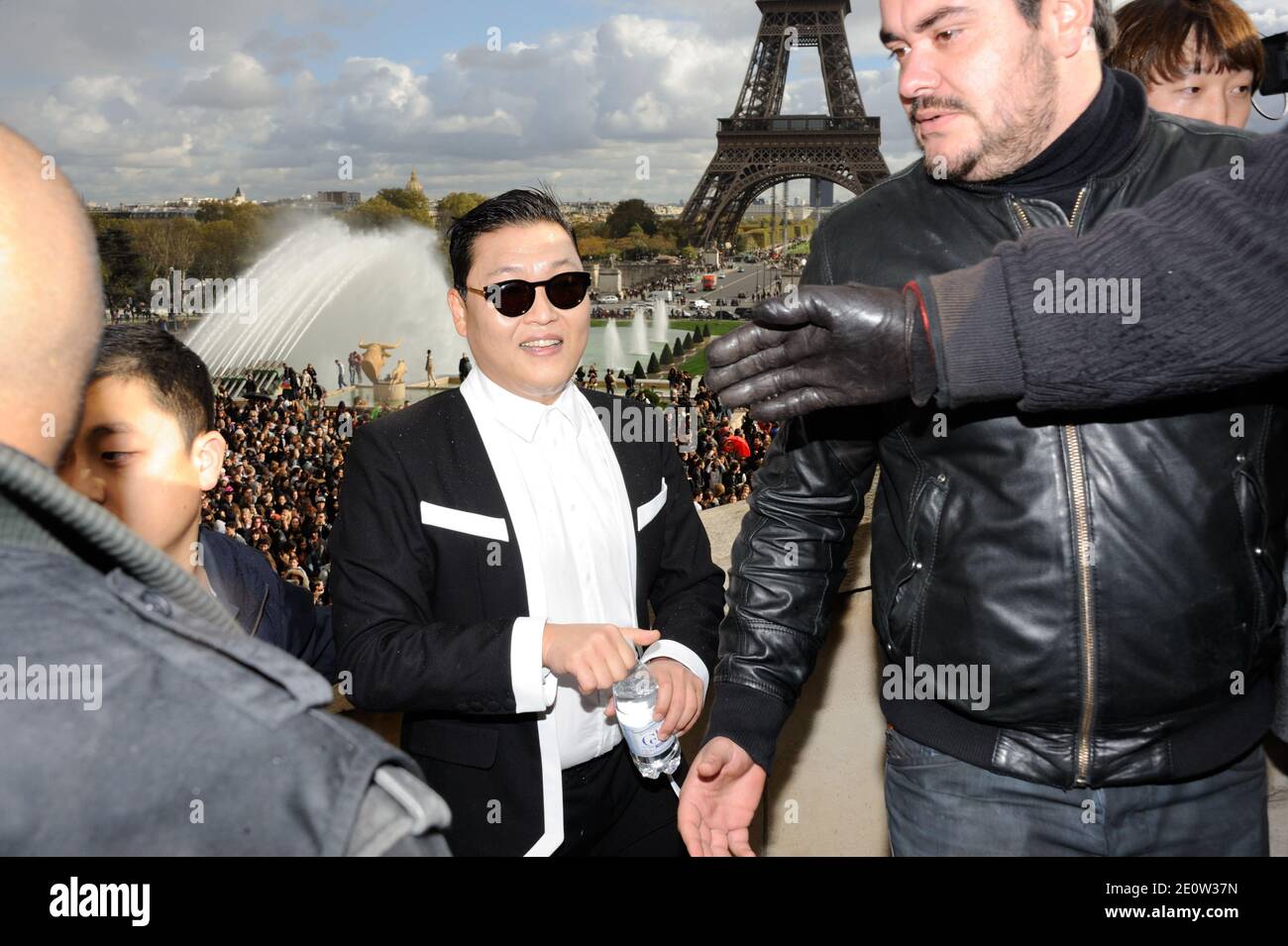 Psy performing gangnam hi-res stock photography and images - Alamy