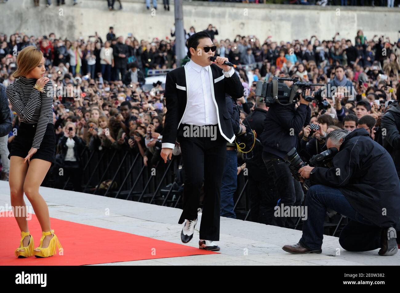 Psy performing gangnam hi-res stock photography and images - Alamy