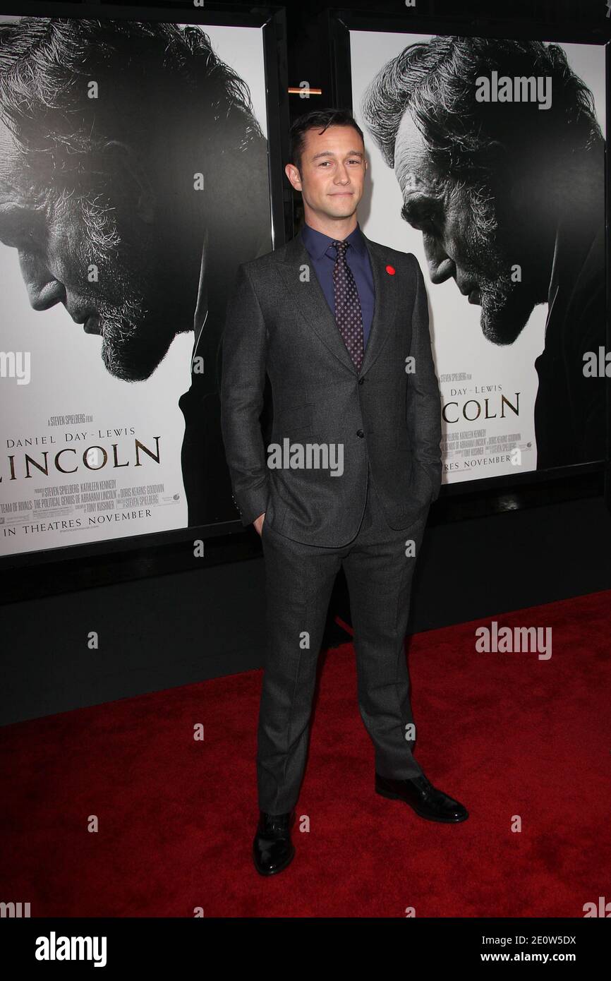 Joseph Gordon-Levit arrives to the premiere of 'Lincoln' during the ...