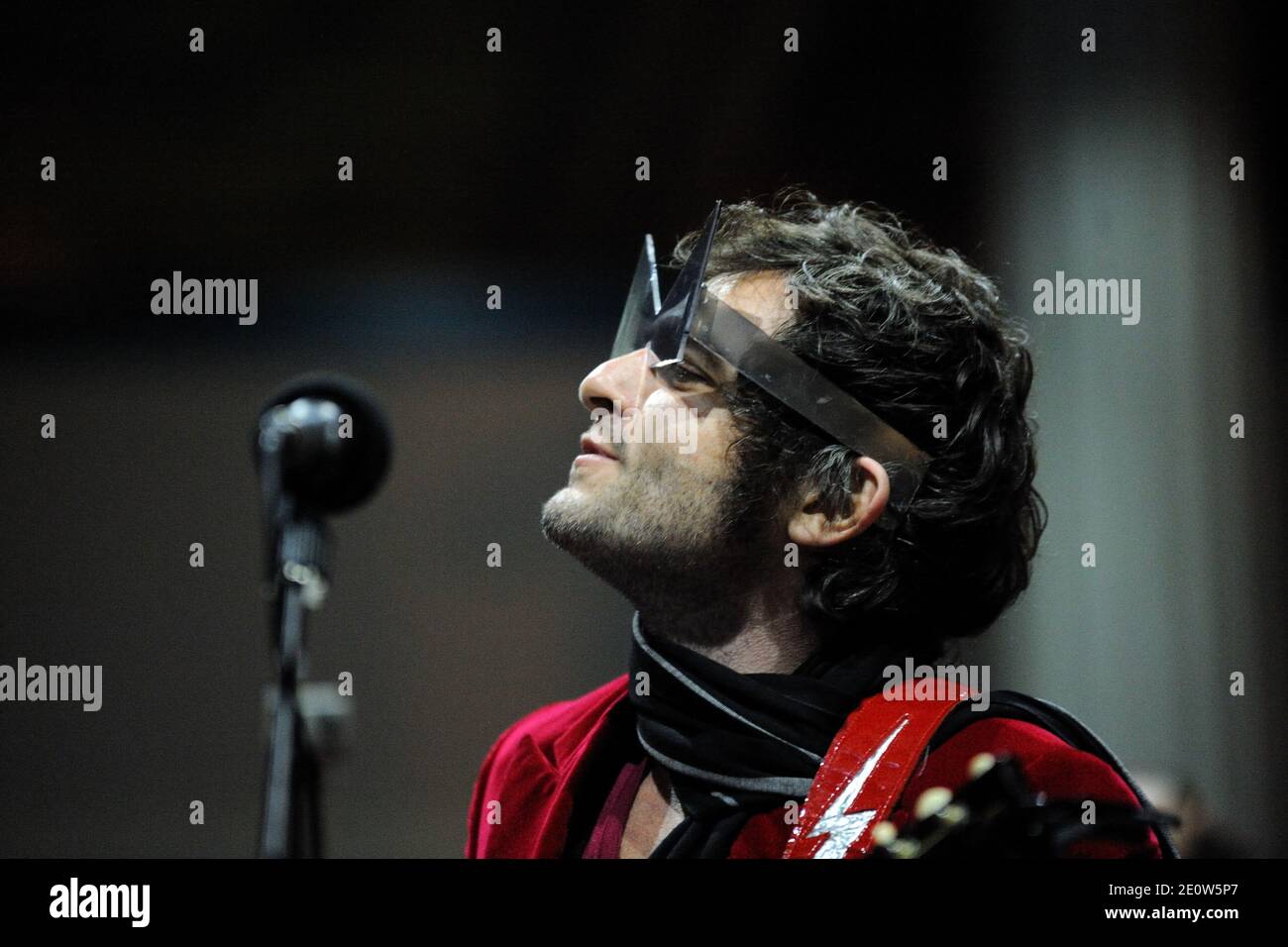 Singer Mathieu Chedid performing live in parisian subway at station ...