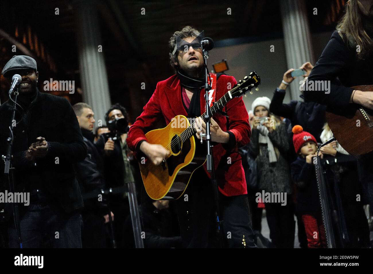 Singer Mathieu Chedid performing live in parisian subway at station ...