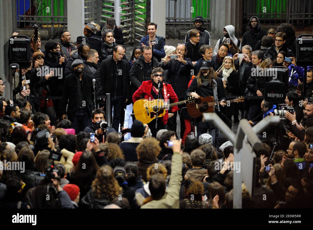 Singer Mathieu Chedid performing live in parisian subway at station ...