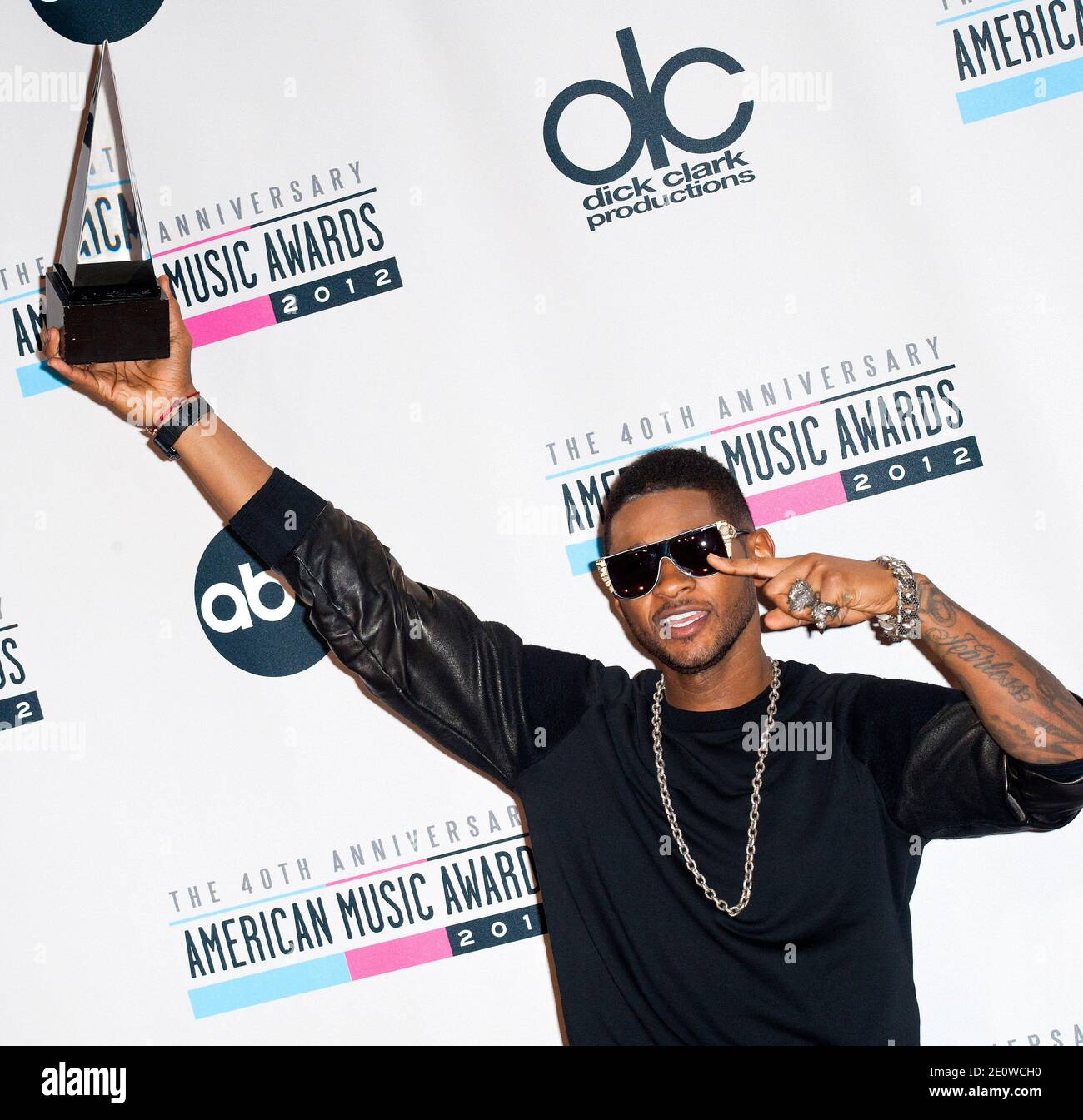 Usher poses with the Favorite Soul/R&B Male Artist award in the press ...