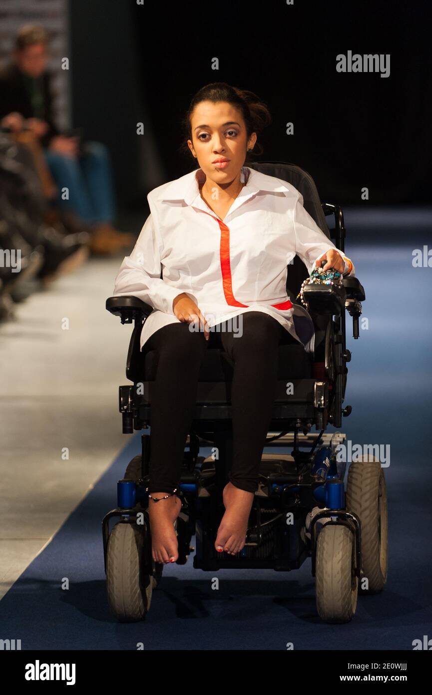 A model on the catwalk during the Fashion Show 'Une mode qui sublime le ...