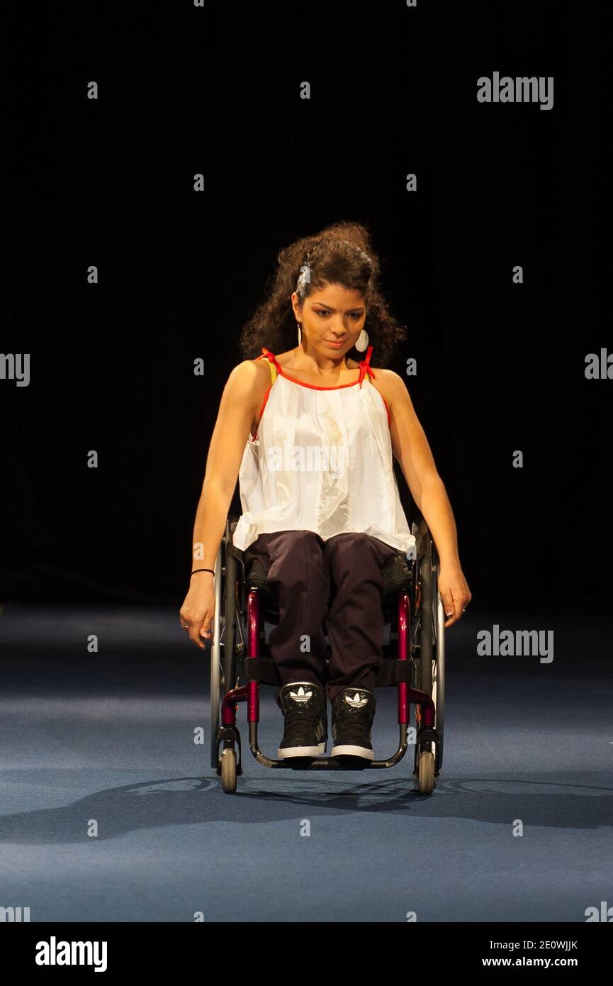 A model on the catwalk during the Fashion Show 'Une mode qui sublime le ...