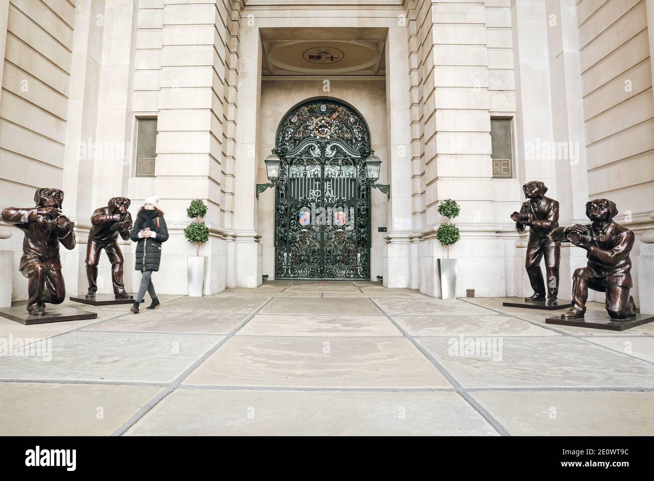 Paparazzi dogs sculptures hi-res stock photography and images - Alamy