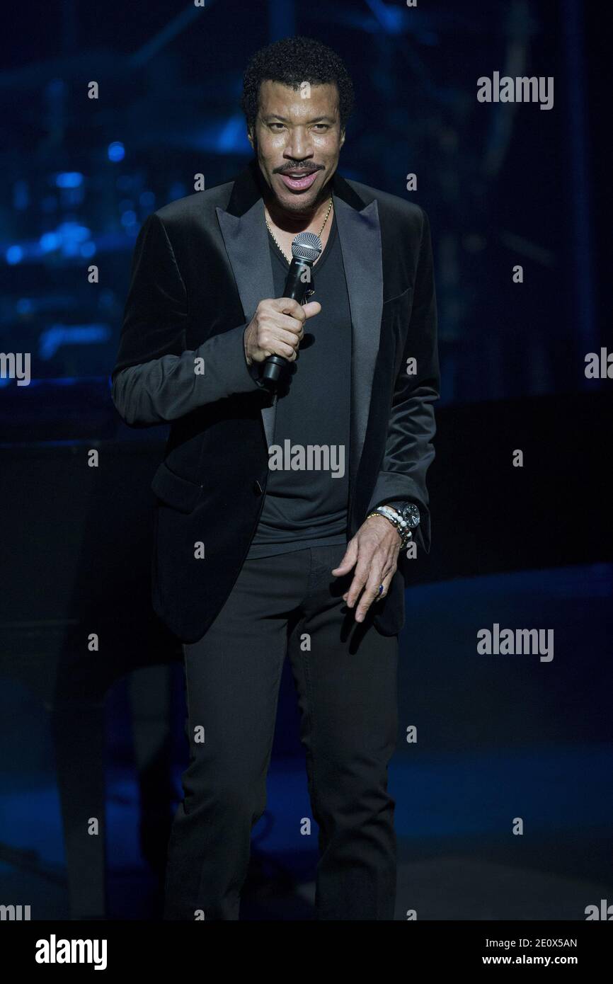 Singer opera garnier hi-res stock photography and images - Alamy