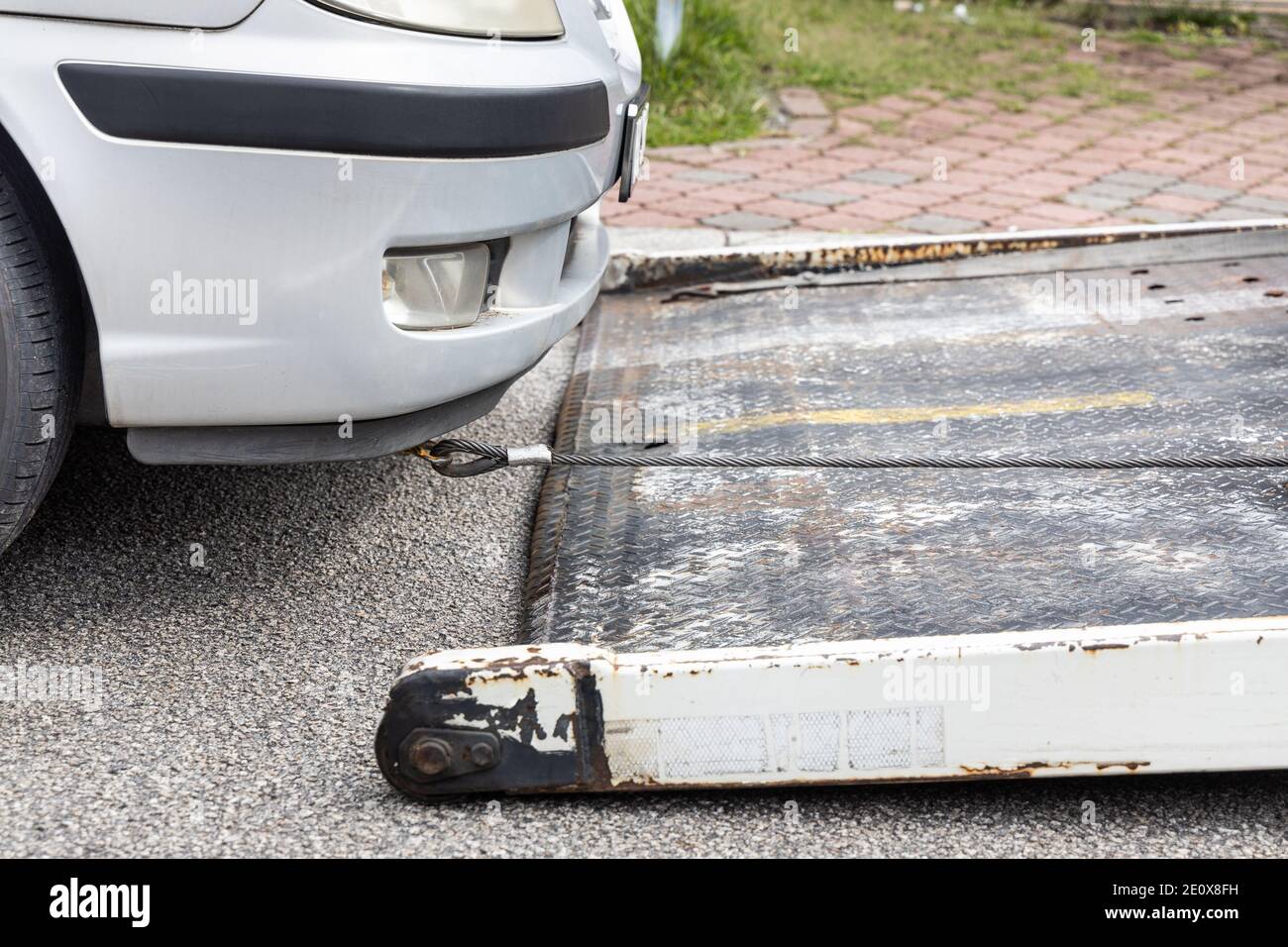 Car being pulled hi-res stock photography and images - Alamy