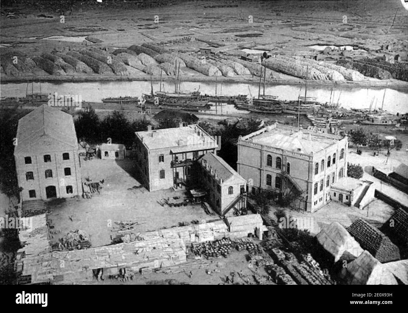Les jonques sur le Peï-Ho, à Tien-Tsin. - Le bâtiment qui figure sur ce ...
