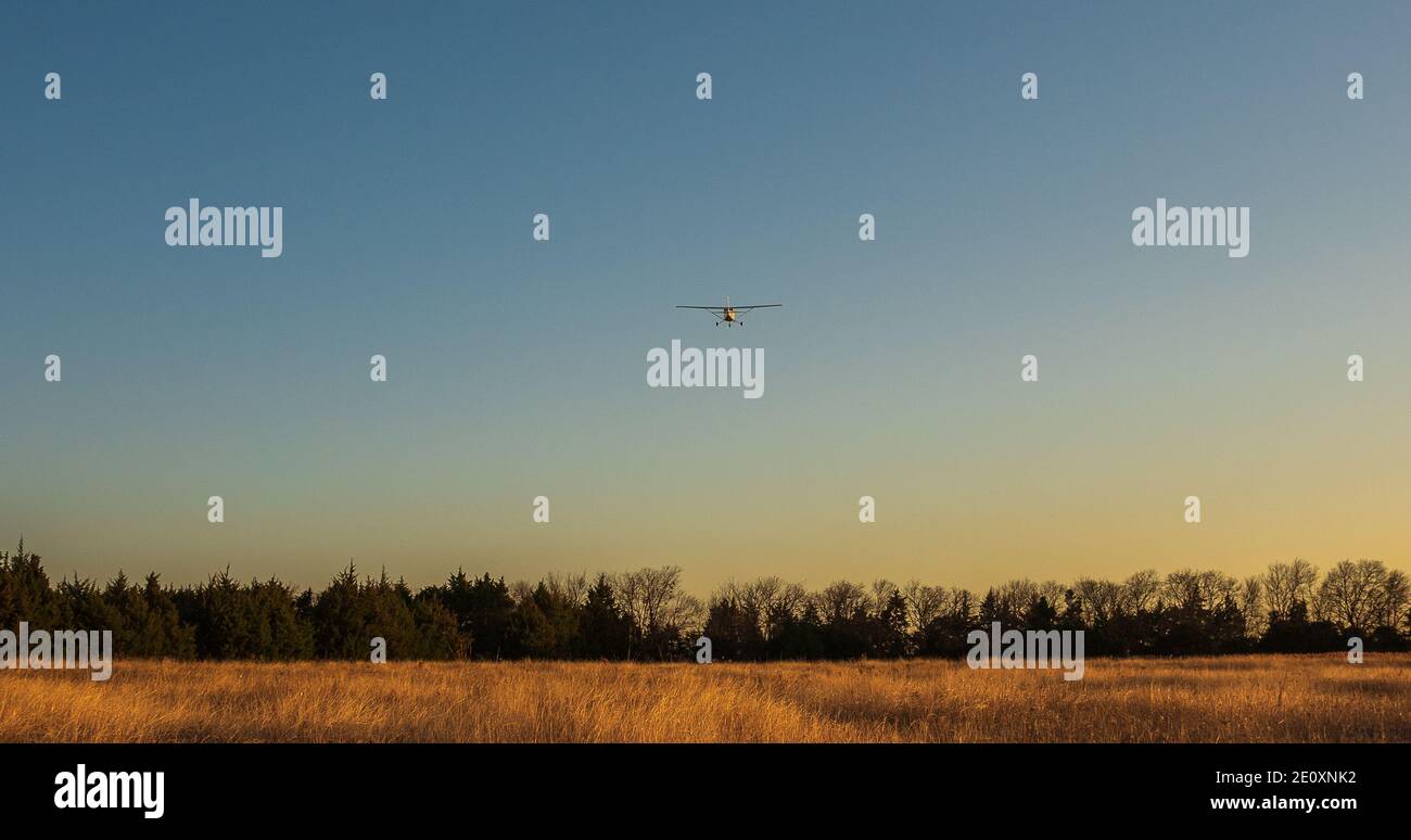 Pilots flying cessna hi-res stock photography and images - Alamy