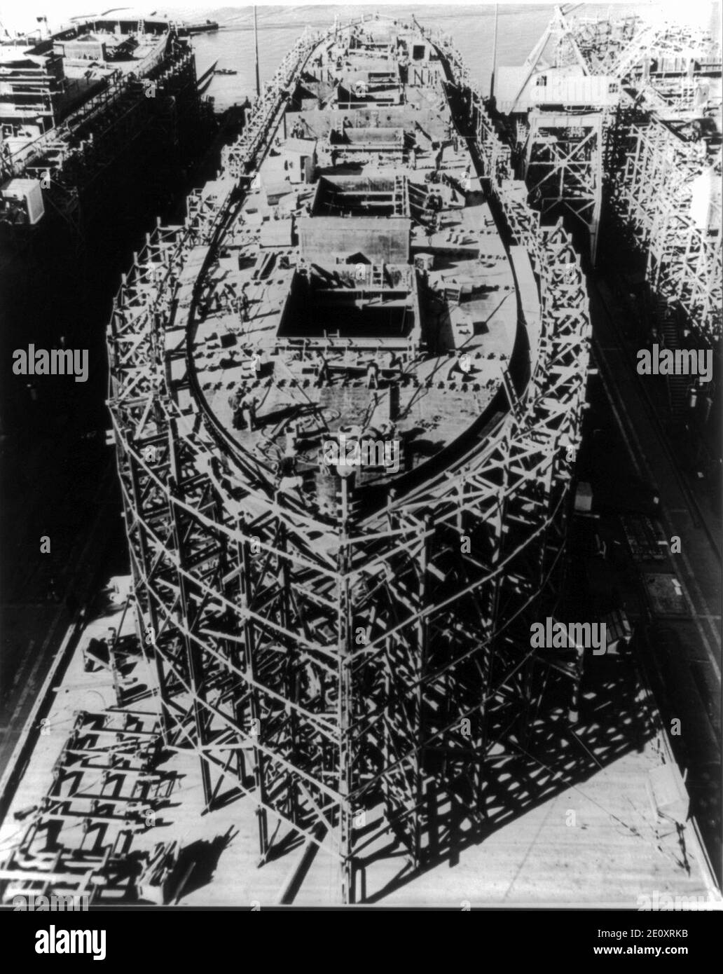 Liberty ship under construction cph.3b13216 Stock Photo - Alamy