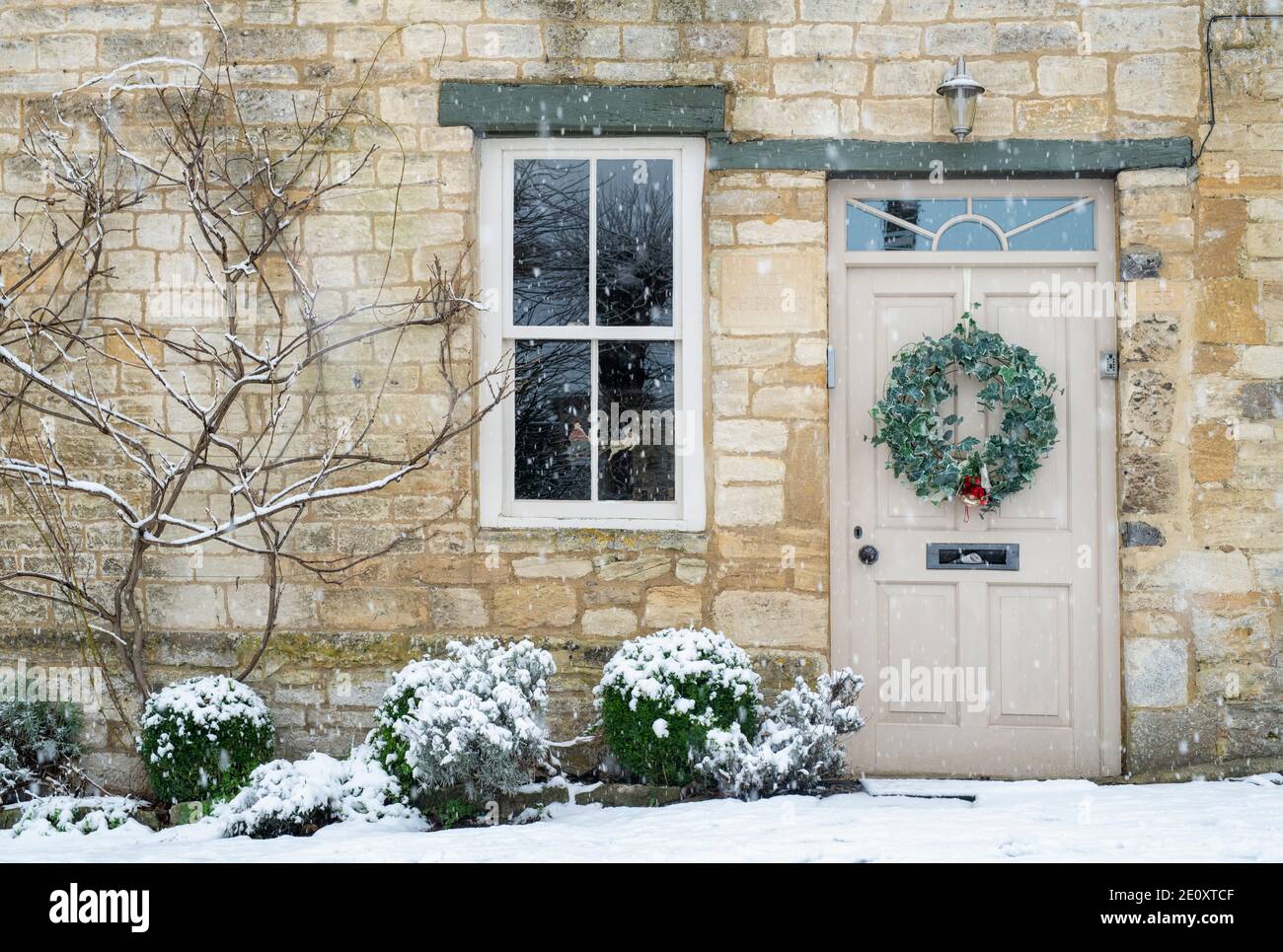 Snow wreath on door uk hi-res stock photography and images - Alamy