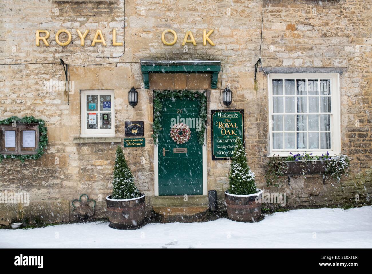 Snow in the street hi-res stock photography and images - Alamy