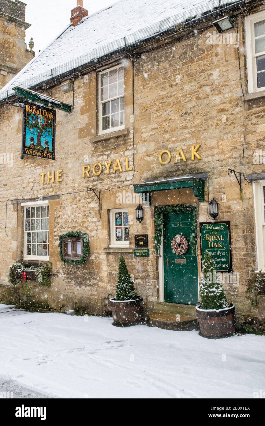 Pub uk snow hi-res stock photography and images - Alamy