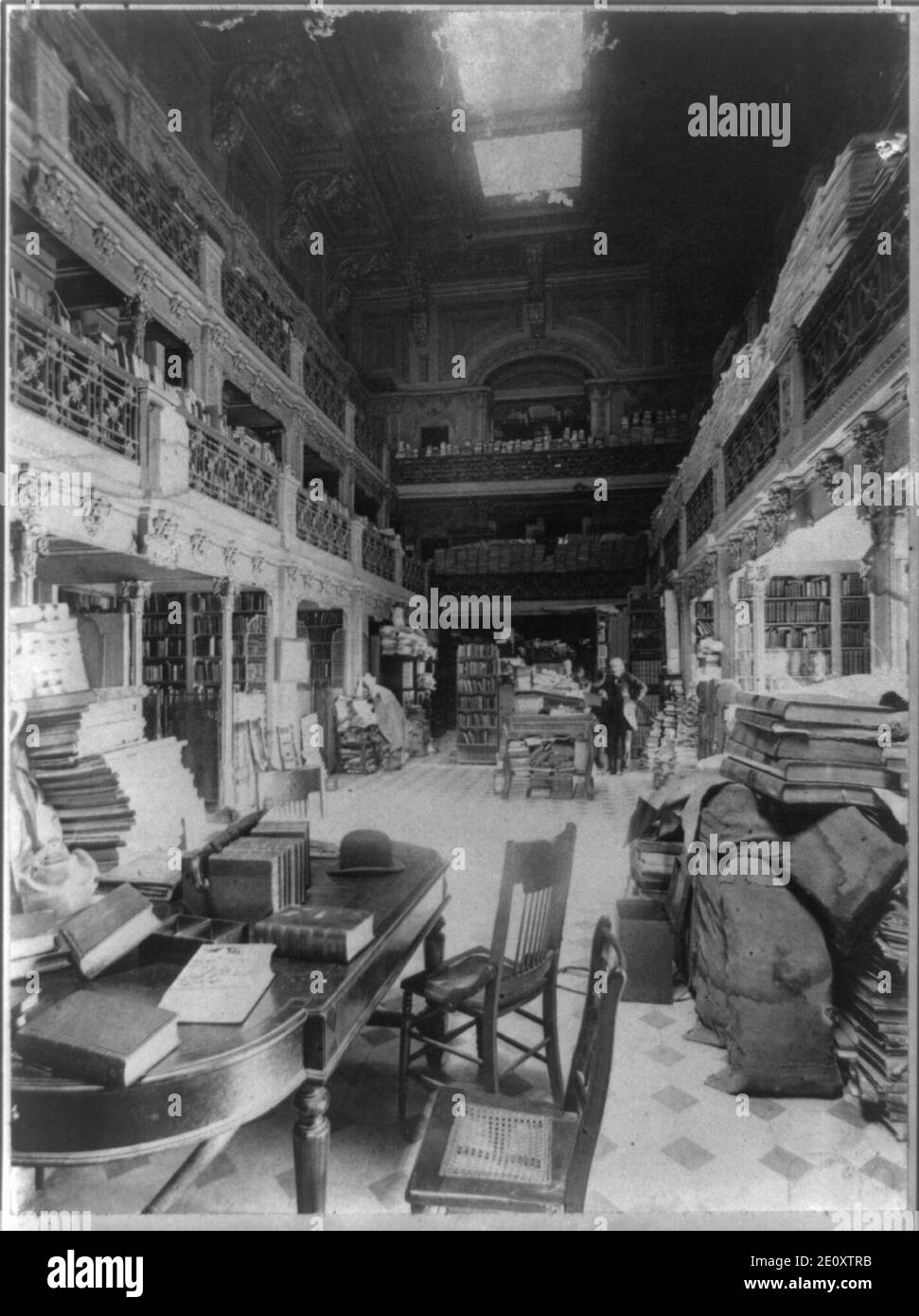 Crowded library books hi-res stock photography and images - Alamy