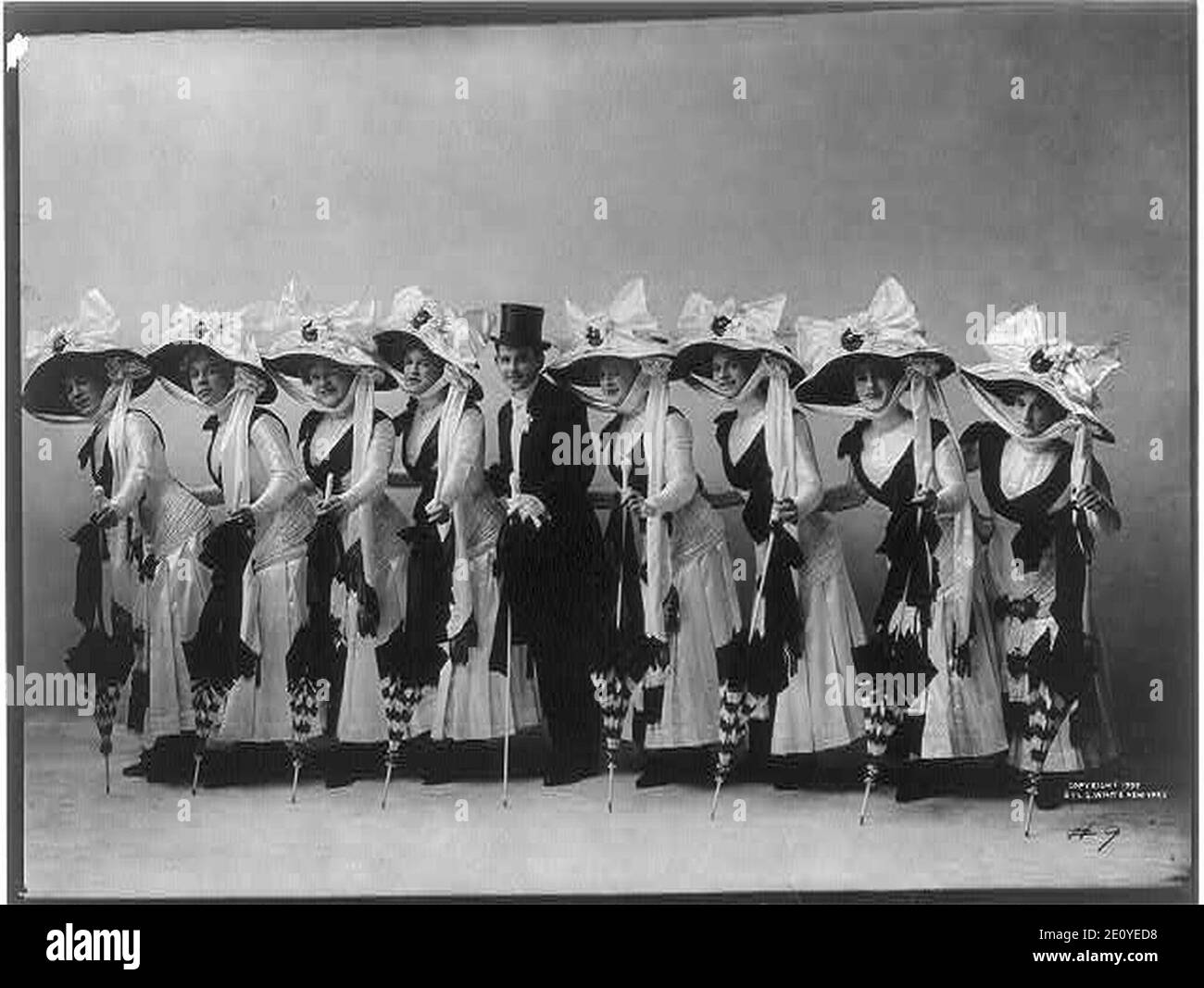 Chorus girls hi-res stock photography and images - Alamy