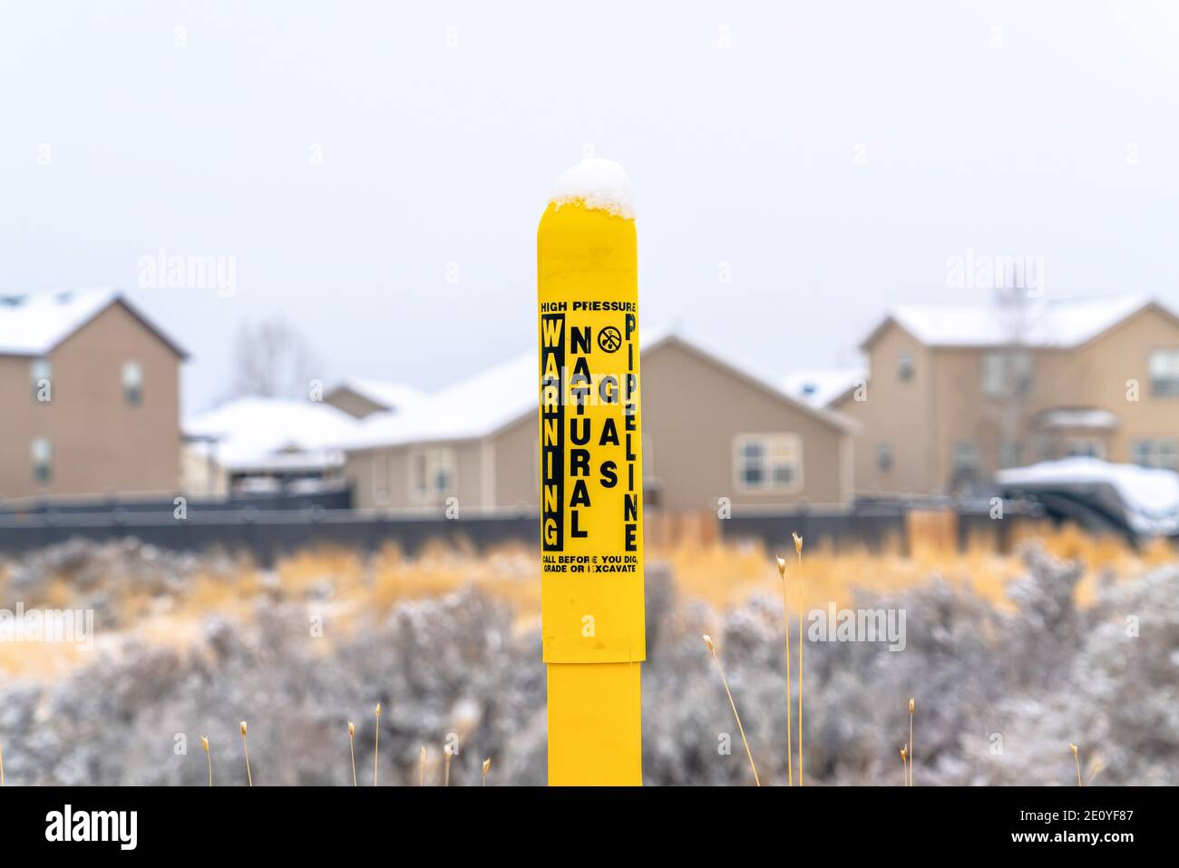 Pipeline marker hi-res stock photography and images - Alamy