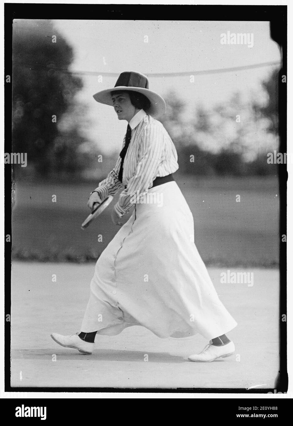 LIPPETT, MISS FRANCES. PLAYING IN TENNIS TOURNAMENT Stock Photo - Alamy