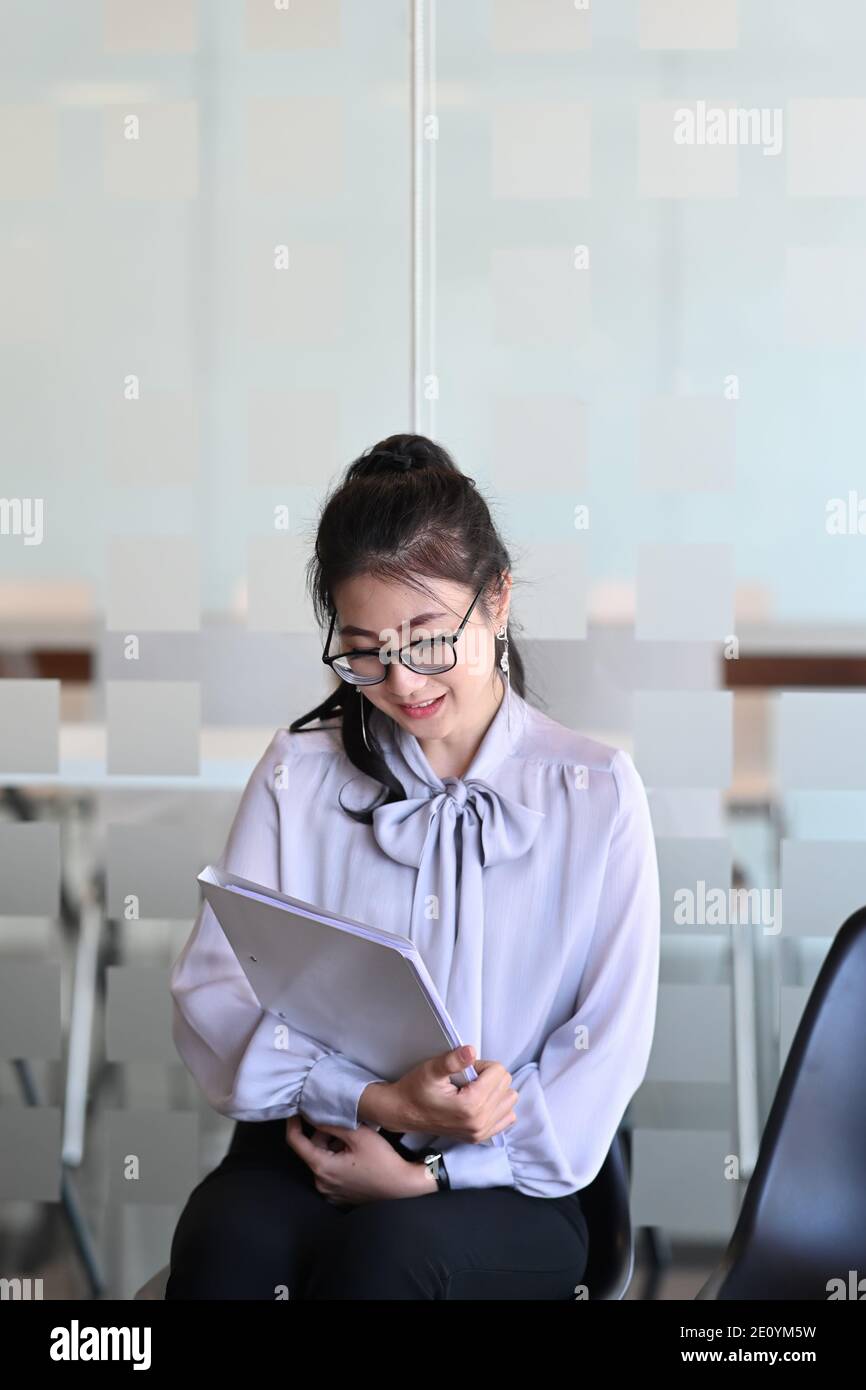 Woman sit on chair waiting hi-res stock photography and images - Alamy