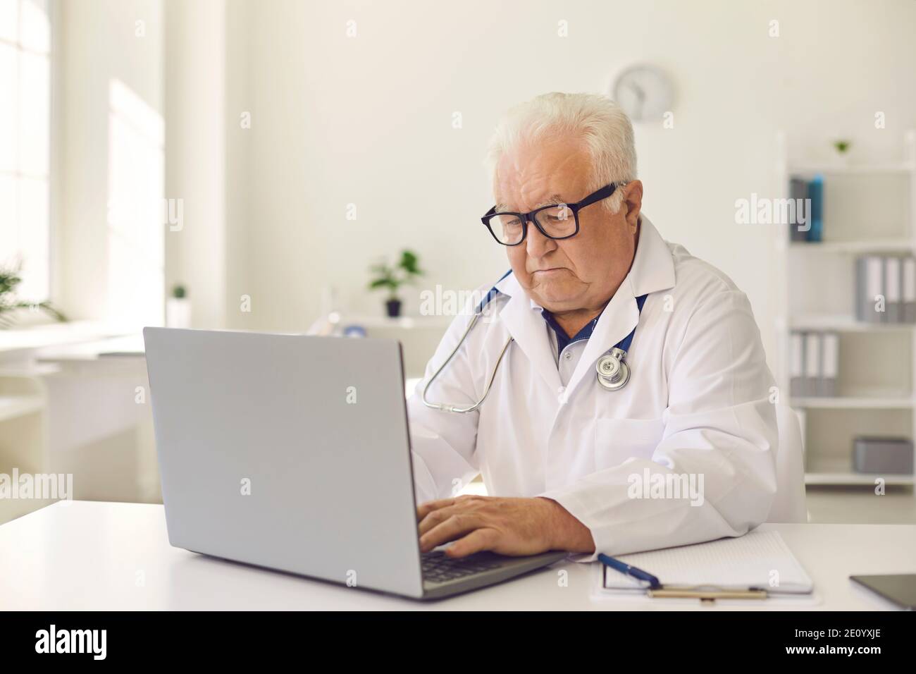 Doctor typing keyboard hi-res stock photography and images - Alamy