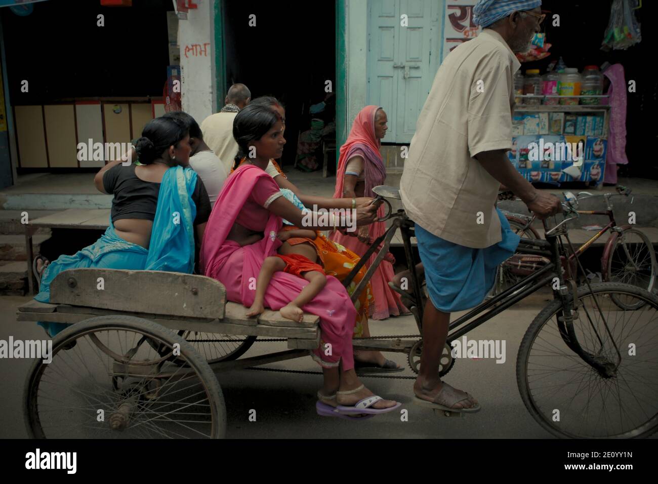 Women travelling in rickshaw hi-res stock photography and images - Alamy