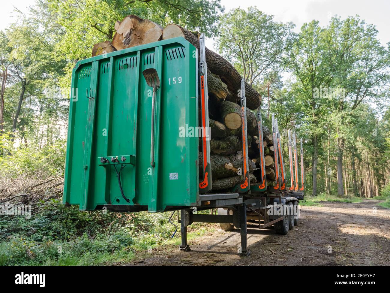 Firewood on a trailer hi-res stock photography and images - Alamy